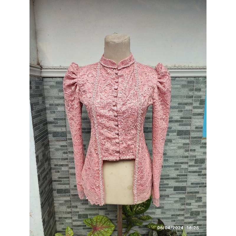 Jual Kebaya wisuda brokat mix mutiara ROSE GOLD sudah berfuring ...