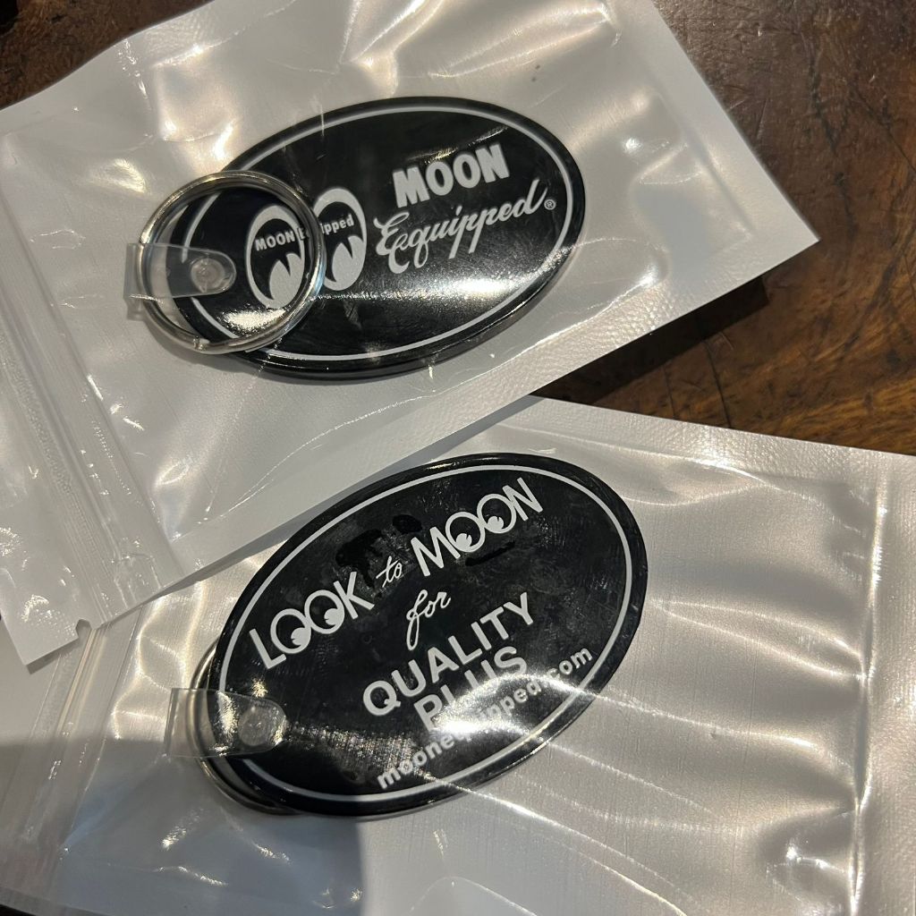 Jual mooneyes oval black vinyl keychain gantungan kunci original Japan ...