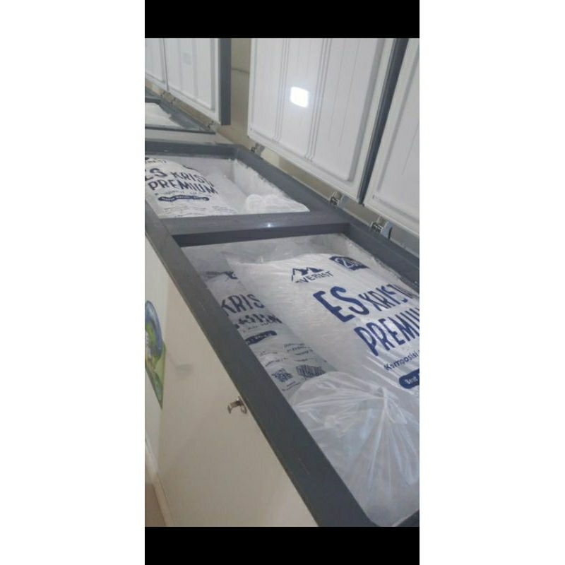 Jual es batu kristal - es kristal 20kg | Shopee Indonesia