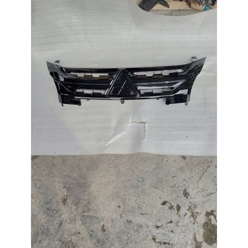 Jual GRILLE DEPAN MITSUBISHI EXPANDER CROSS ORIGINAL - HITAM | Shopee ...