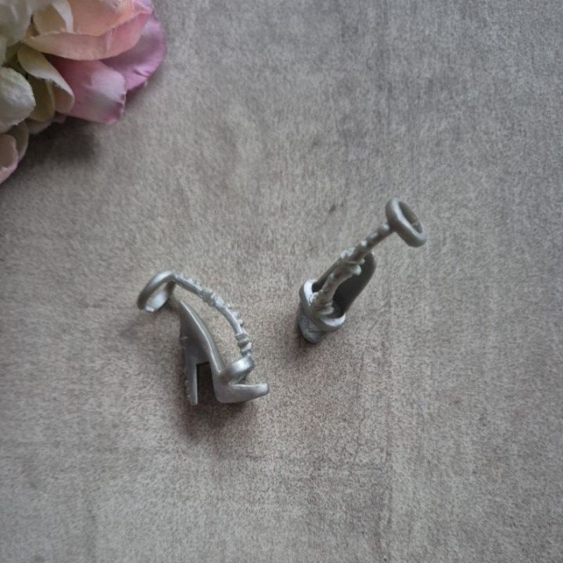 Jual Sepatu Barbie collector Mattel silver | Shopee Indonesia
