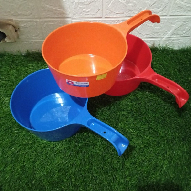 Jual Gayung Air Mandi Besar Ultra Jumbo Plastik Bulat Warna Gagang ...