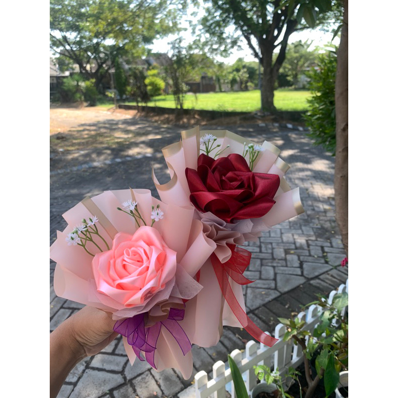 Jual Buket mawar satin single, bunga buket handmade, bunga satin ...