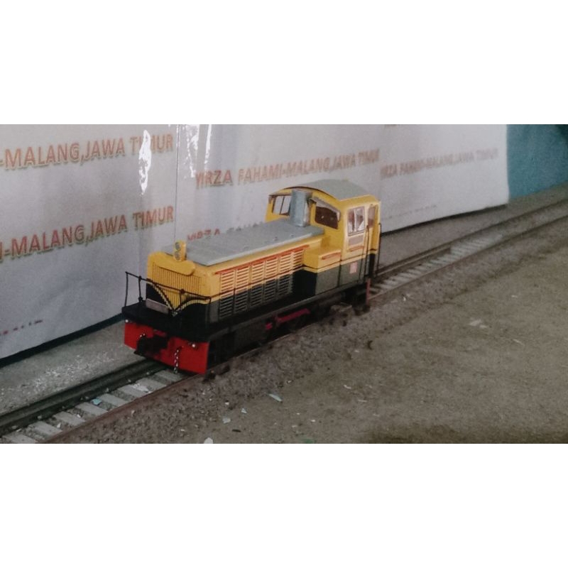 Jual Miniatur lokomotif kereta api Indonesia D 300 livery PJKA dummy ...