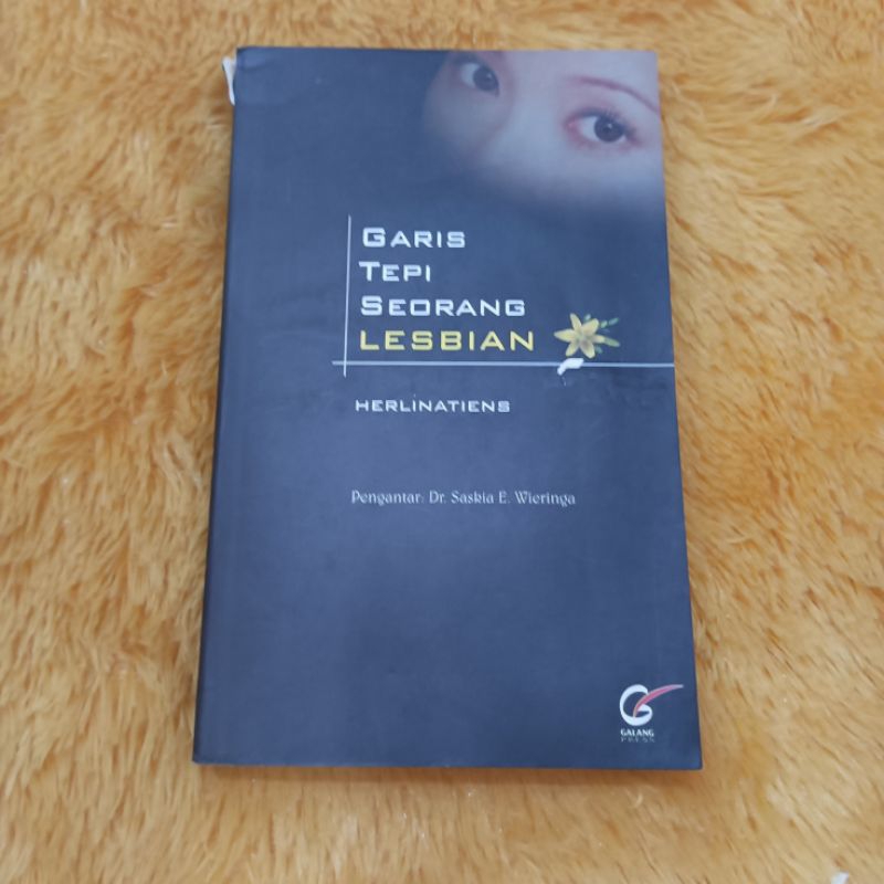 Jual BUKU GARIS TEPI SEORANG LESBIAN BY HERLINATIENS | Shopee Indonesia