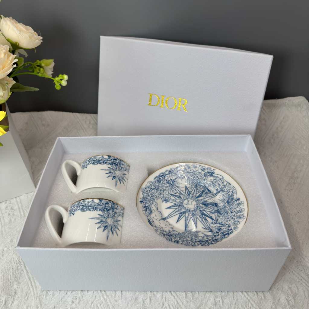 Jual Luxury H & D & V Dinnerware Bone China Gold Rim Gift Box / Hampers ...