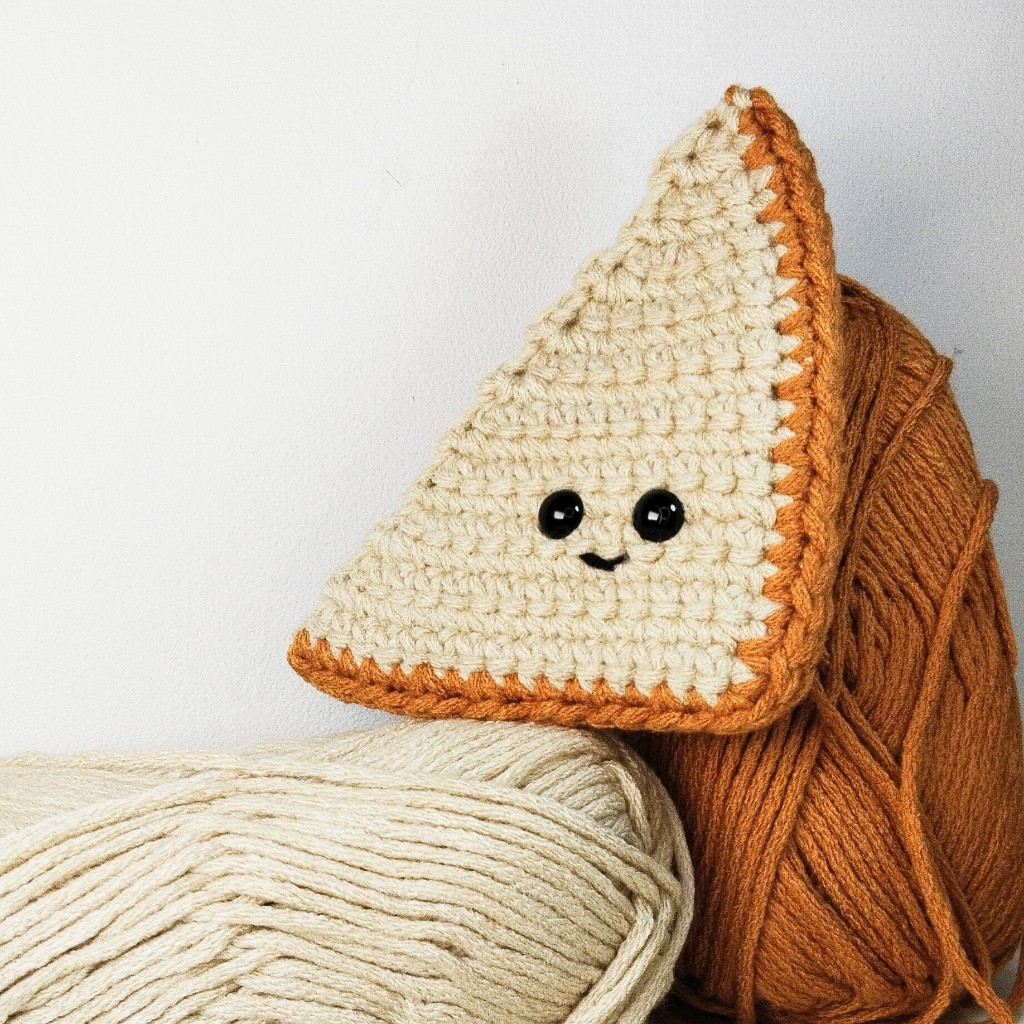 Jual Amigurumi Toast Plushie / Boneka Roti Segitiga / Boneka Rajutan ...