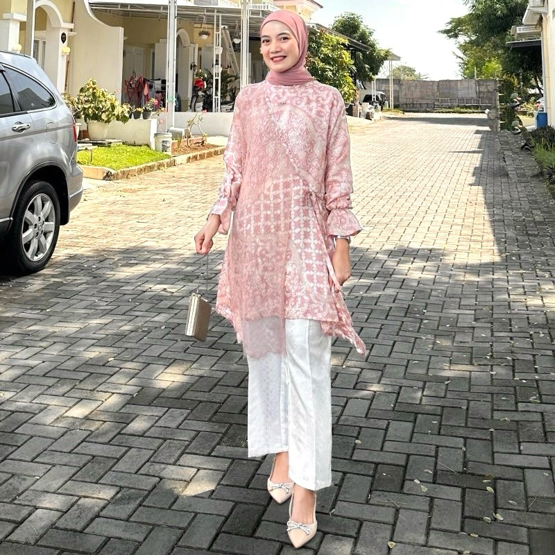 Jual NADINE Set Kimono Chantilly Lace Blouse / Tunik dan Celana Batik ...