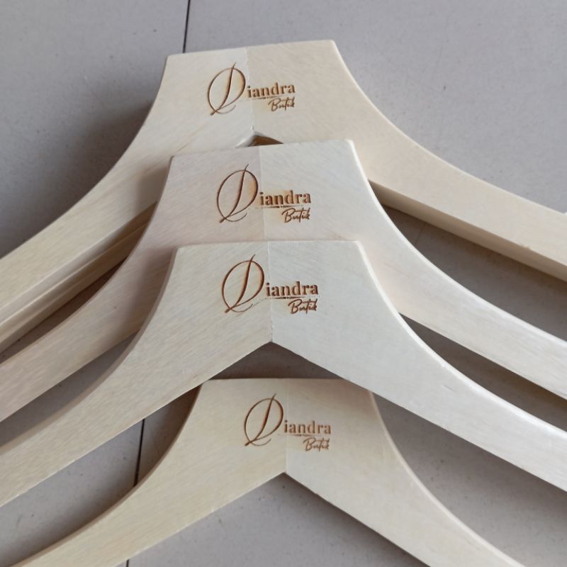 Jual [ 1 SISI ] CUSTOM LOGO GRAFIR NAMA HANGER NATURAL KAYU SOFT ( LK ...