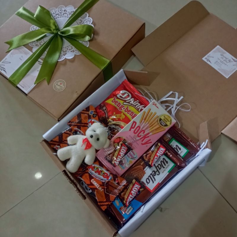 Jual Hampers Snack Box Jajanan / Gift Wisuda Ulang Tahun Request Ucapan ...