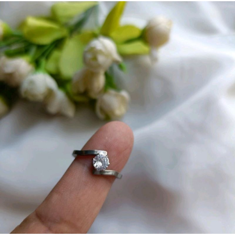Jual Cincin titanium mata satu warna silver | Shopee Indonesia