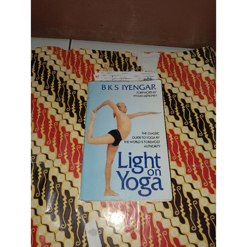 Jual Buku Light on Yoga by Bks Iyengar | Shopee Indonesia