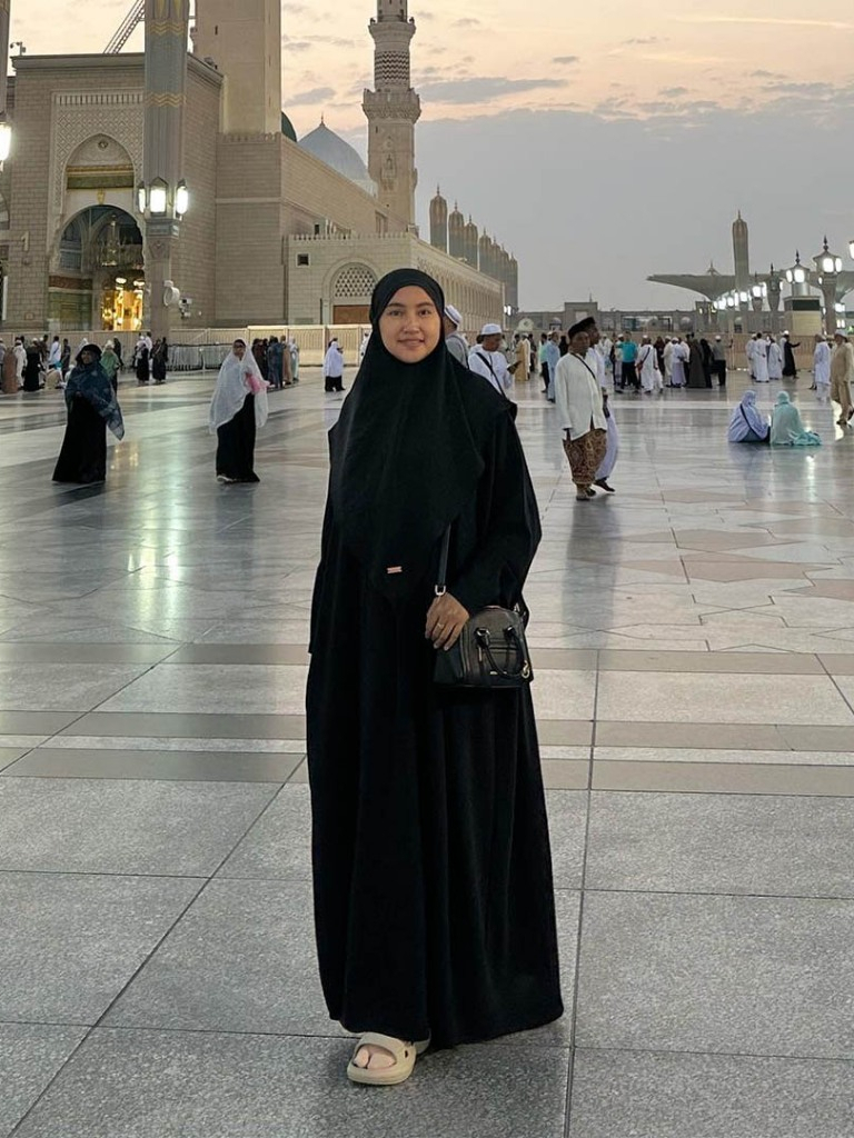 Jual Lozy Hijab - Hafsha Abaya Set Buy 2 570K (Gamis Umroh Haji Abaya Set Kerudung) | Shopee ...