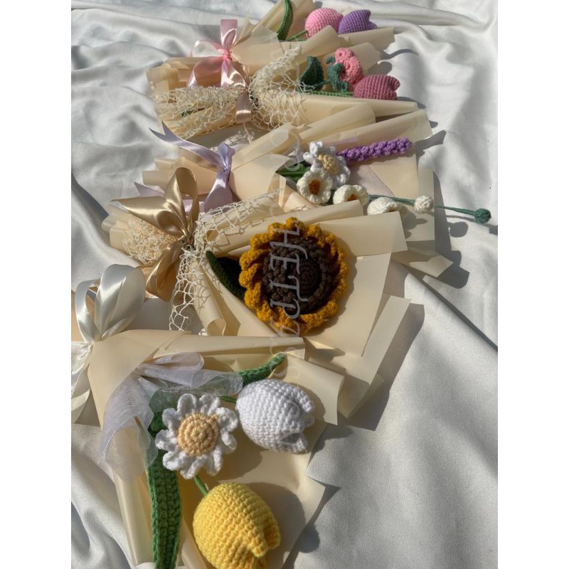 Jual buket bunga/ buket bunga rajut/ crochet bouquet/ buket wisuda ...