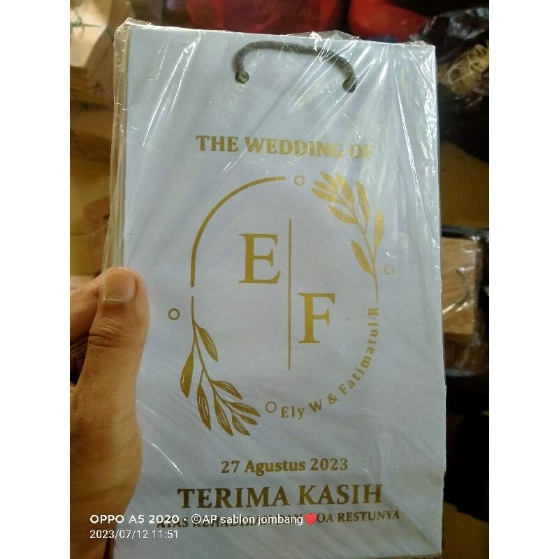 Jual Paperbag Wafer Putih Sablon Gold|Paperbag Costum Wedding | Shopee ...