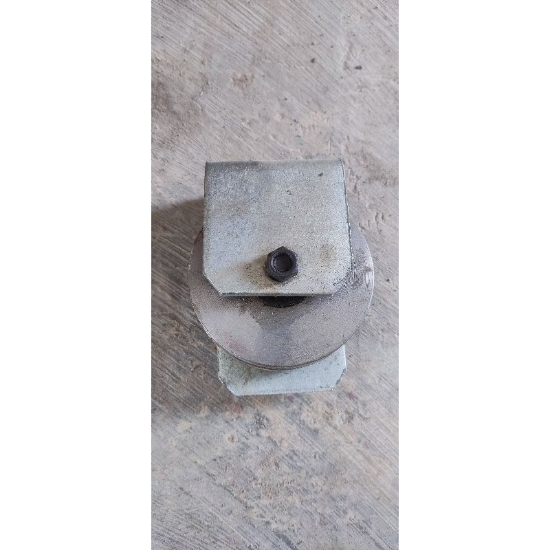 Jual roda gantung besi roda pintu garasi rumah /ruko berkualitas roda ...