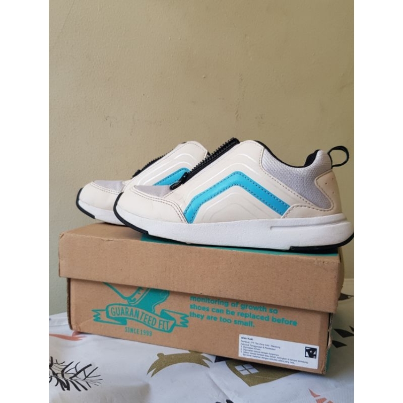 Jual Sepatu Anak Toezone Asher Ch White Black (Preloved) | Shopee Indonesia