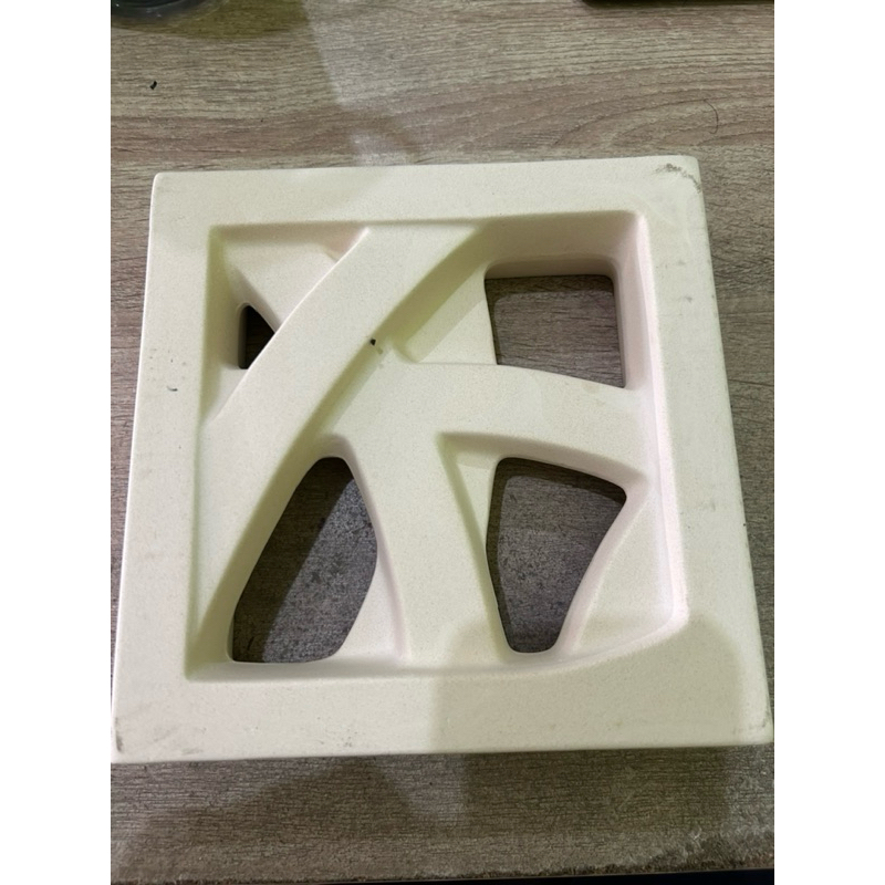 Jual Roster / Loster Keramik Trisensa / Lubang Angin 20 x 20 RO-152 B ...