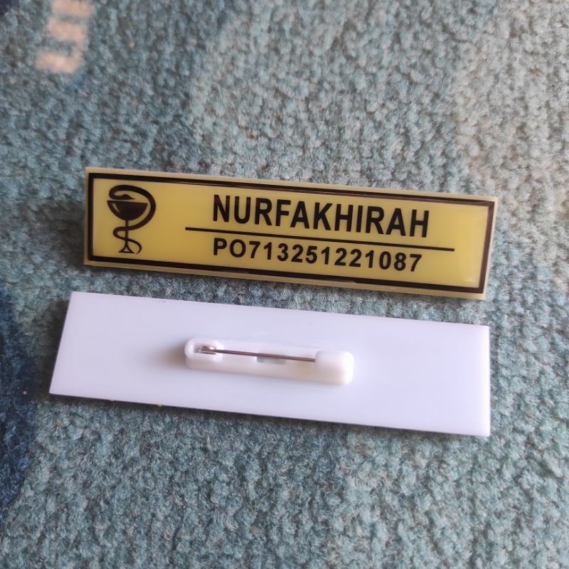 Jual papan nama dada akrilik / nametag akrilik farmasi kuning peniti ...