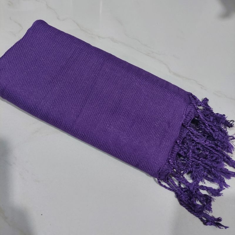 Jual Pashmina Shirin Hitam Jahit Tepi | Pashmina Kasmir Rawis | Pasmina ...