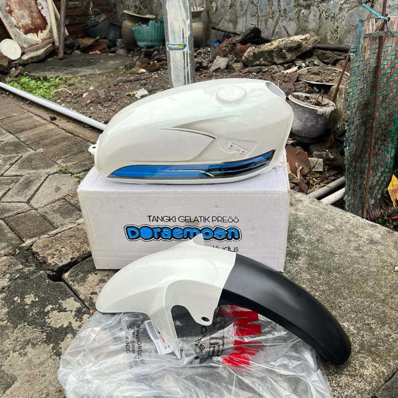 Jual Tangki Doraemon tangki CB 100 putih lembayung set slebor R15 ...