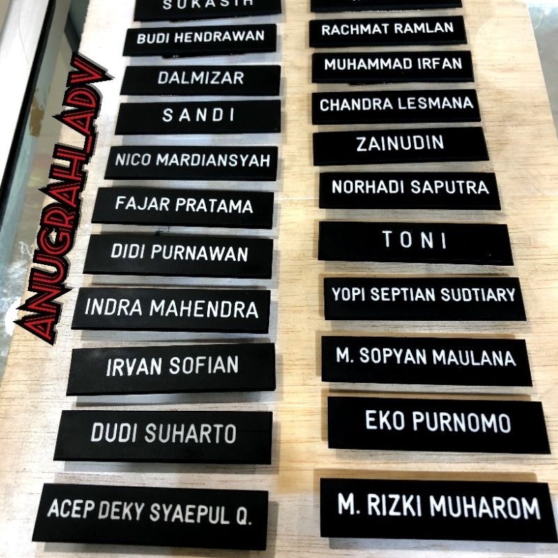 Jual papan nama dada name tag akrilik hitam doff - nama custom pegawai ...
