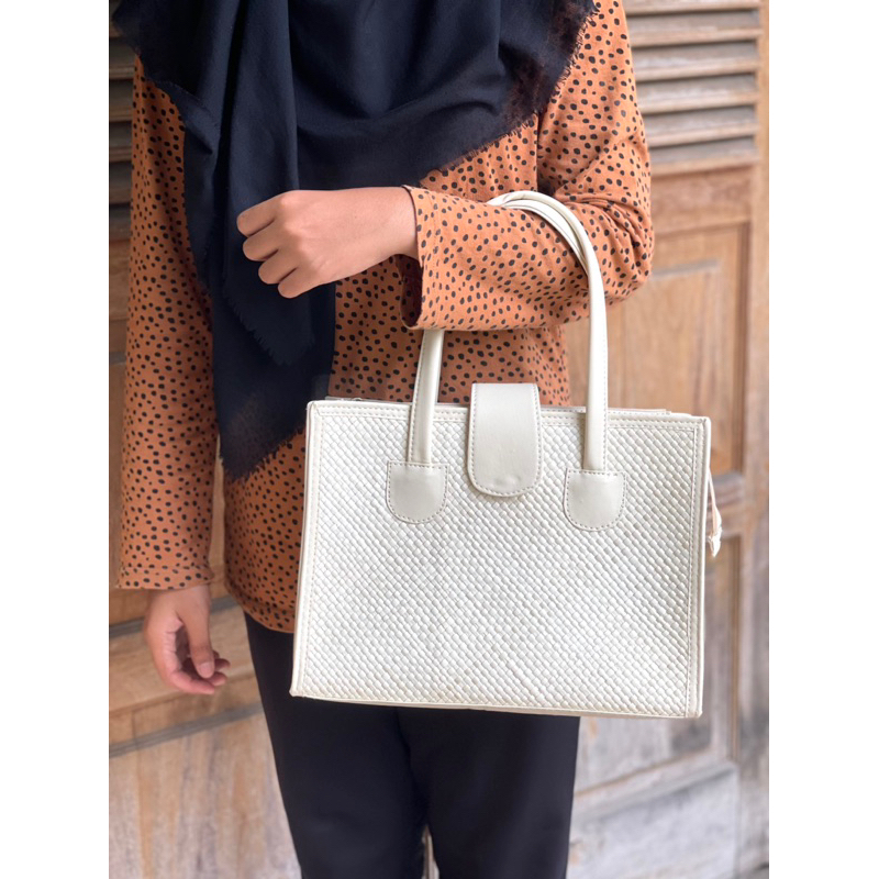 Jual Tas pandan map putih kancing lidah | Shopee Indonesia
