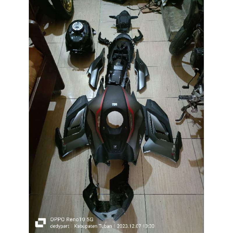Jual body set dari tanki kebelakang 2nd ori cb150r V4 | Shopee Indonesia