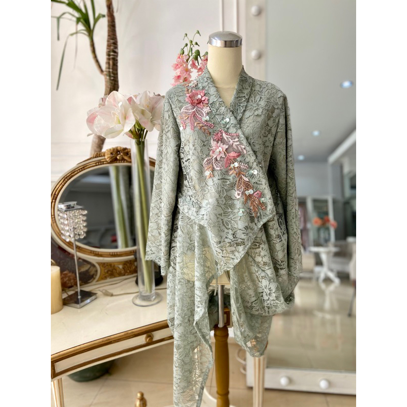 Jual Makaio - Kebaya Modern w/ 3d Appliquè | Shopee Indonesia