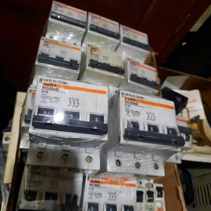 Jual mcb merlin gerin 3phase 3p | Shopee Indonesia
