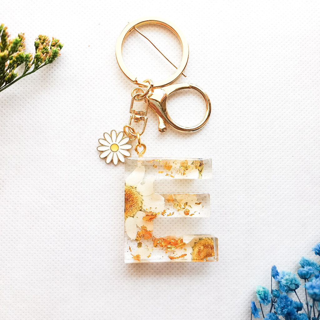 Jual Gantungan Kunci Huruf Resin Bunga Daisy (D) | Ganci Custom | Ganci ...