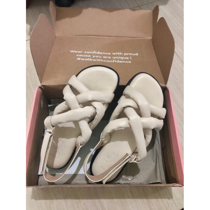 Jual LUXIA DAILY PLATFORM SANDAL PRELOVED | Shopee Indonesia