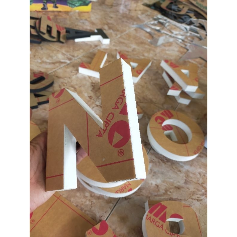 Jual huruf timbul akrilik spon 2 cm | Shopee Indonesia