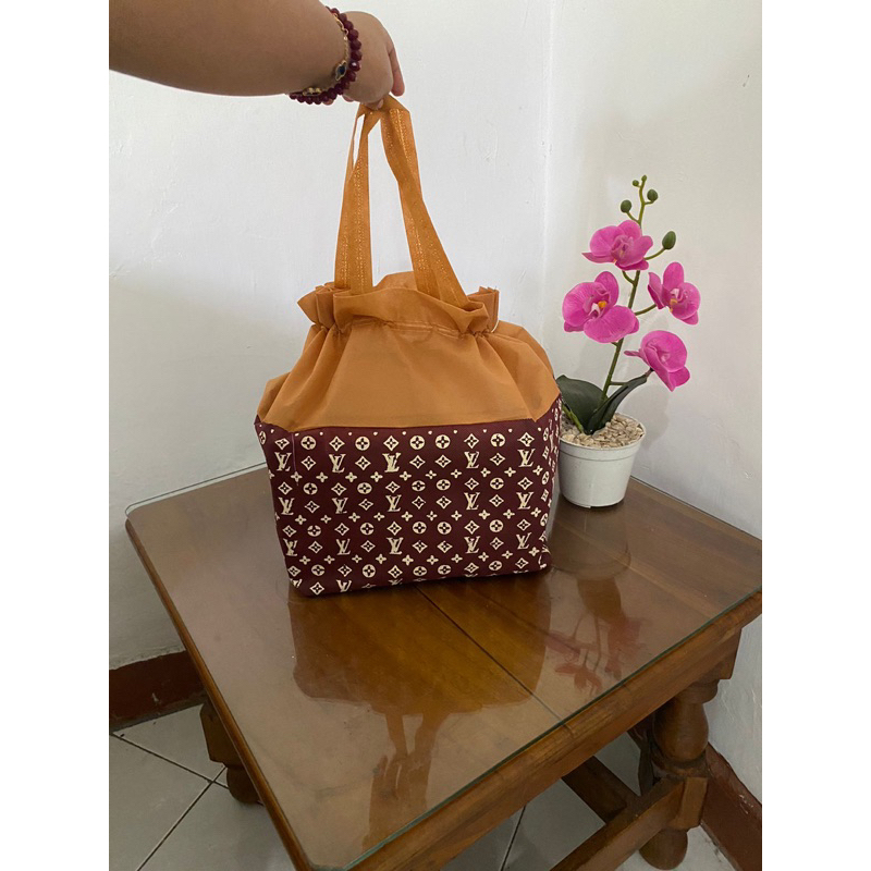 Jual (1 LUSIN = 12 PCS) GOODIEBAG TAS HAJATAN SERUT LV / BATIK 22x22 CM ...