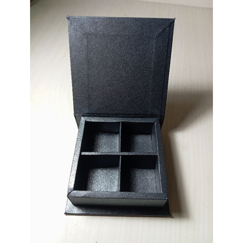 Jual Box Cokelat Praline sekat 4 Hard cover | Shopee Indonesia