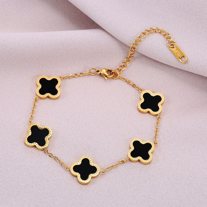 Jual Gelang Wanita Bunga Hitam Clover Trending Style / Gelang 5 Daun ...