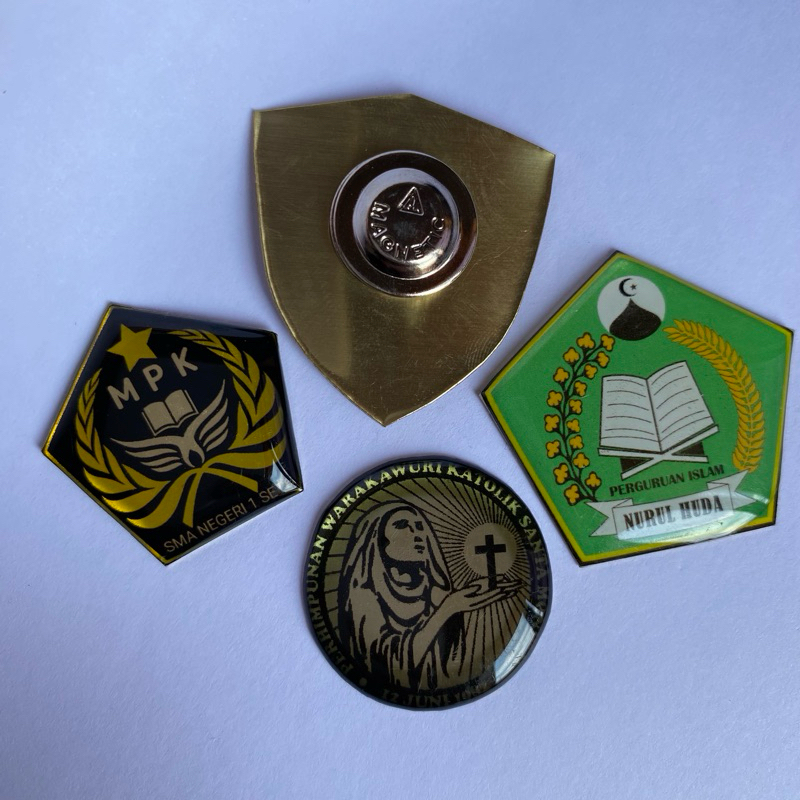 Jual Pin Custom Logo Desain Bebas | Pin bros resin cembung pakai peniti ...