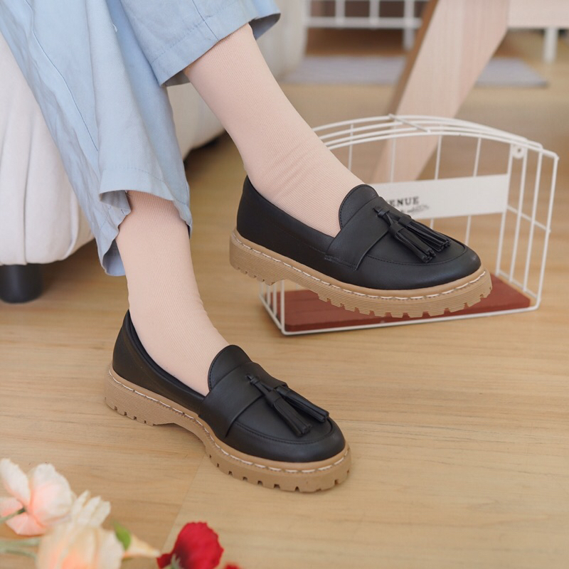 Jual PHOEBE DOCMART - sepatu wanita / dokmart wanita/ loafer | Shopee ...