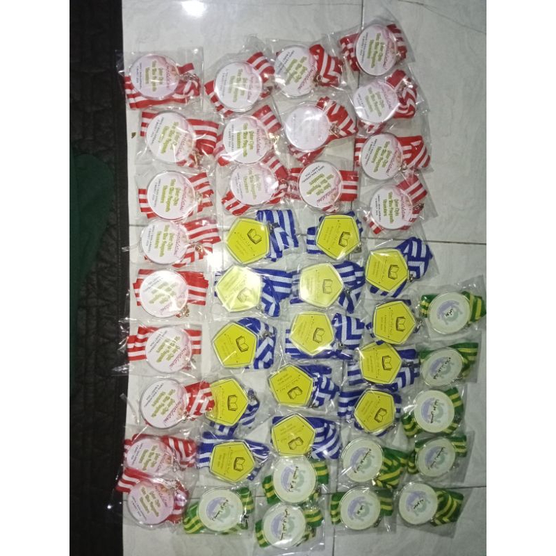 Jual Medali Akrilic Custom Bolak balik+Tali+Free Desain ada bulat dan ...