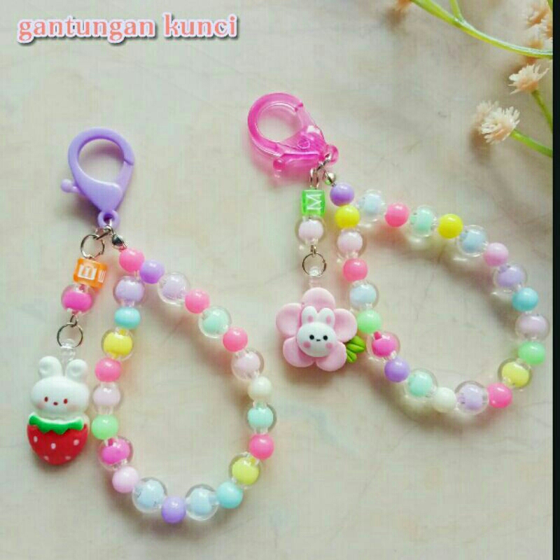 Jual Gantungan kunci custom inisial nama manik bulat colorful dengan ...