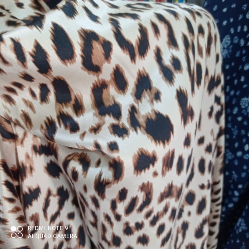 Jual kain satin silk// kain meteran garmen motif macan// gamis ...