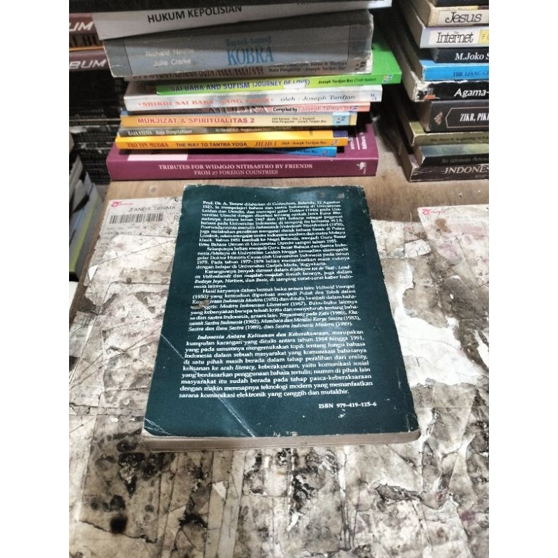 Jual INDONESIA ANTARA KELISANAN DAN KEBERAKSARAAN by A Teeuw | Shopee Indonesia