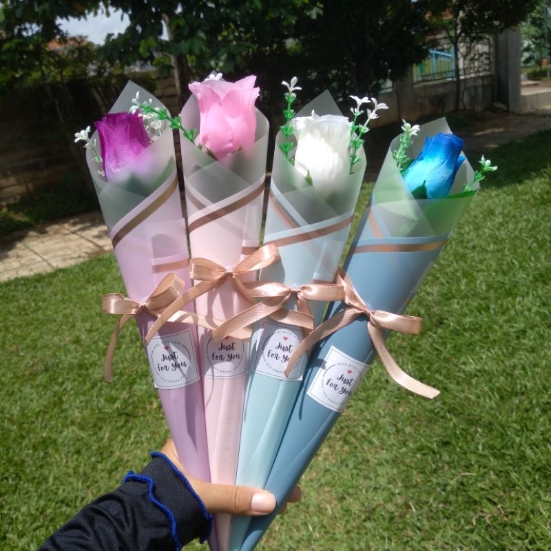 Jual SINGLE ROSE AESTHETIC BERPITA / BUKET MAWAR SATU TANGKAI LIST GOLD ...