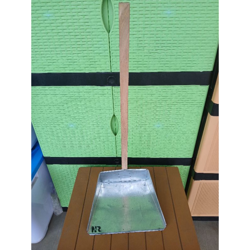 Jual pengki kaleng murah / pengki seng gagang kayu serokan sampah ...