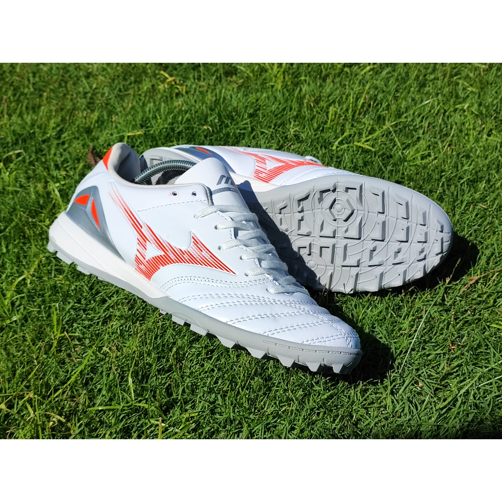 Jual Sepatu Futsal Mizuno Morelia Sala Turf - White Radiant Red Hot ...