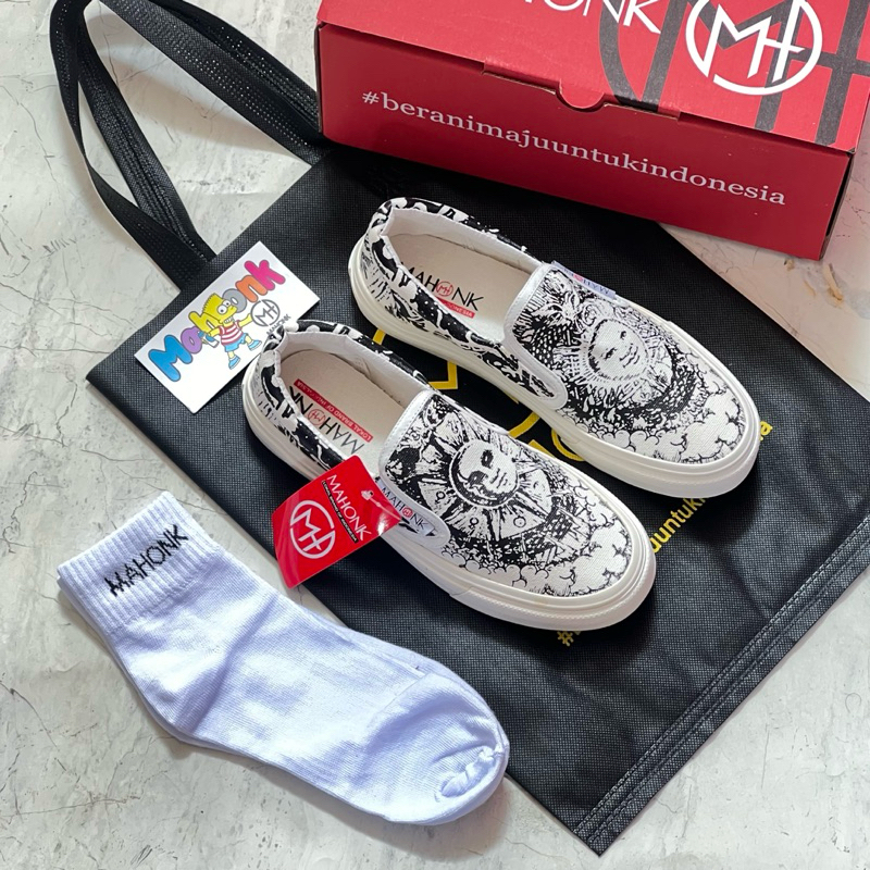Jual SEPATU MAHONK - Slip On Karakter Motif Trand Orbus Toroe Cream Og ...