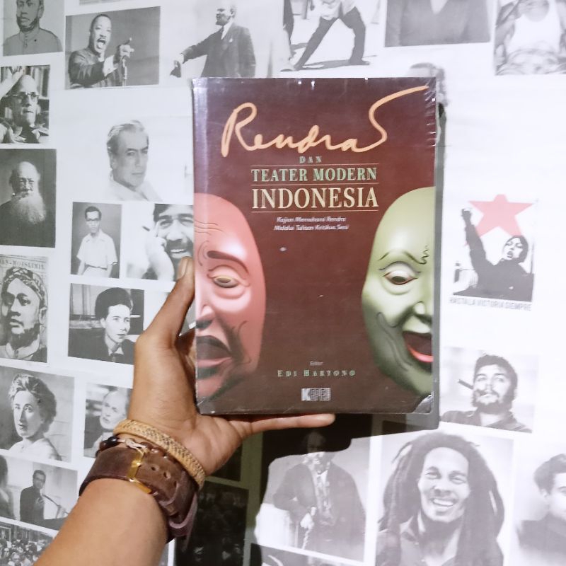 Jual WS Rendra dan Teater Mini Kata by Yudiaryani | Rendra dan Teater ...