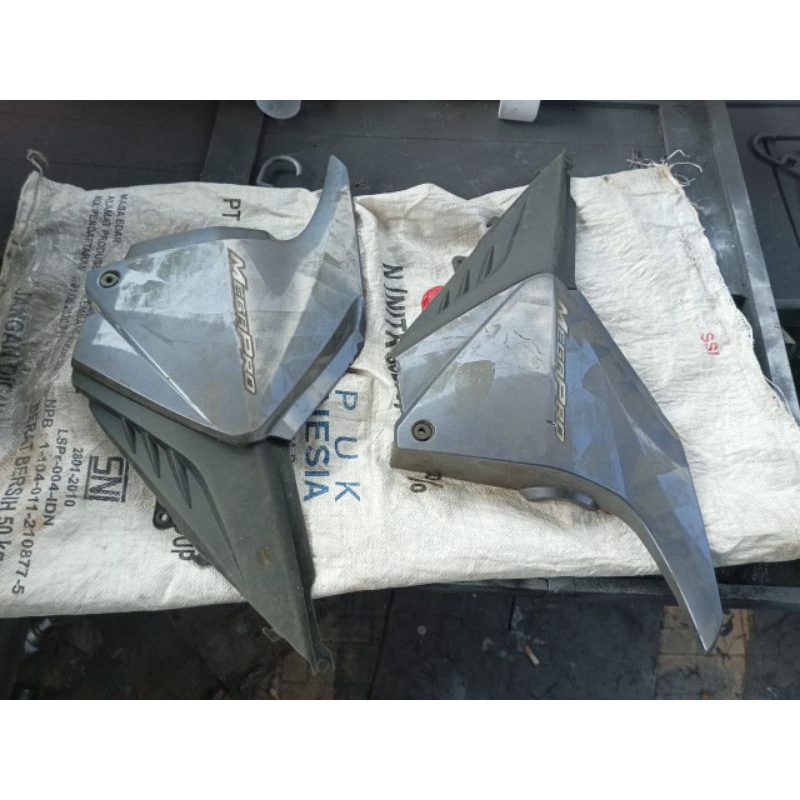 Jual cover box bok aki cover bodi samping motor honda megapro monoshock ...