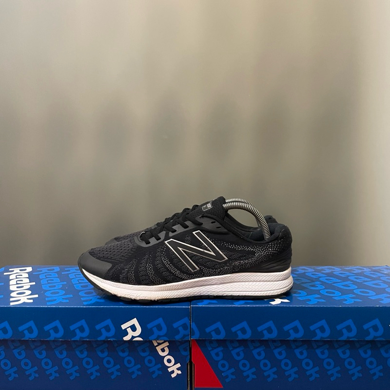 Jual 42,5 - Sepatu Lari Running Gym New Balance NB Bekas Second New ...