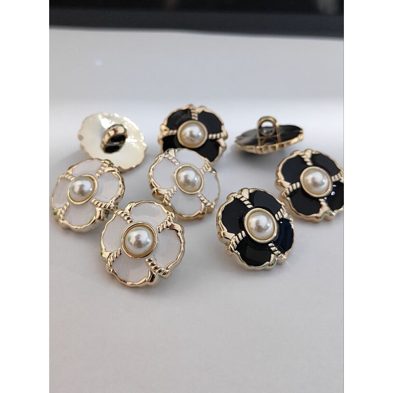 Jual 144 Pcs Kancing Mutiara Mewah kotak 34L 2,1 cm hitam /putih ...